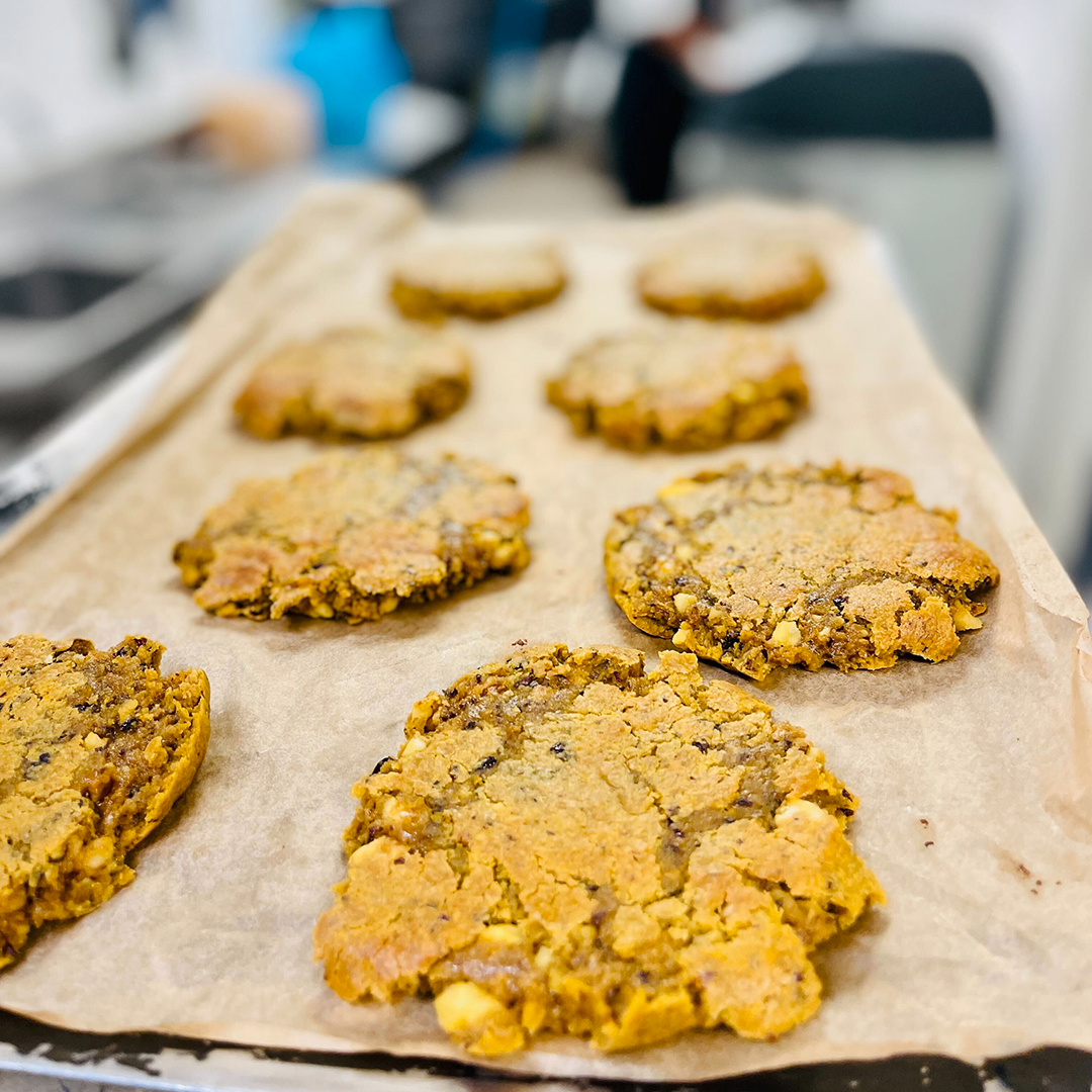 Smash cookies au curcuma, gingembre, noix et raisins secs